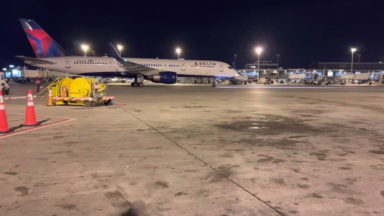 Delta 757 ramp view - YouTube