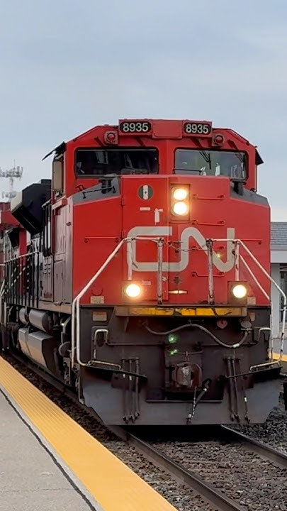 CN 8935 leads CN Z149 west - YouTube