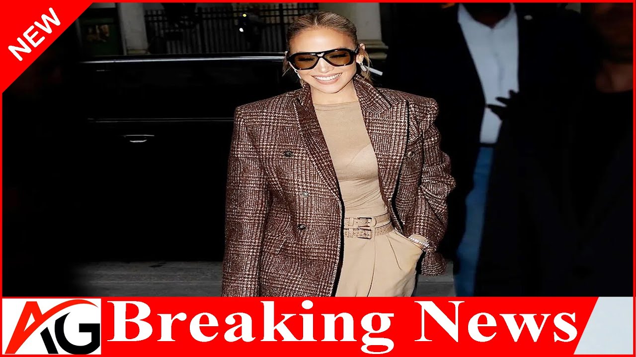 Jennifer Lopez, with her assistant, appears radiant on the Italian ...