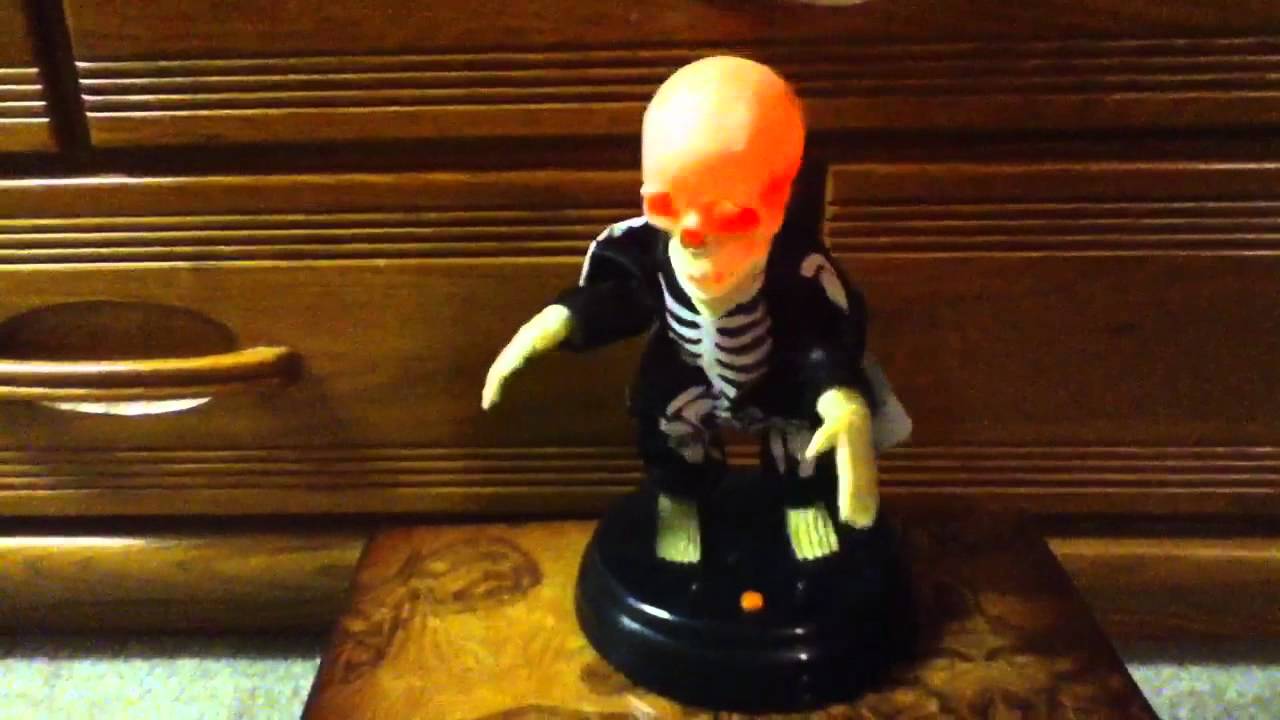 Gemmy dancing skeleton by Pumpkin Hollow - YouTube