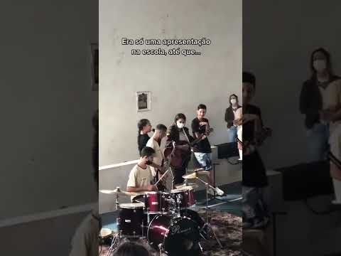 Menina louvando em apresentação na escola (Voz de verdade - escudo)