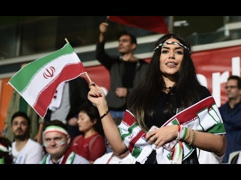İranlı Kadınlar, Iran-Bolivya Futbol Maçını Tahran'daki Stadyumdan Büyük Bir Coşkuyla İzledi