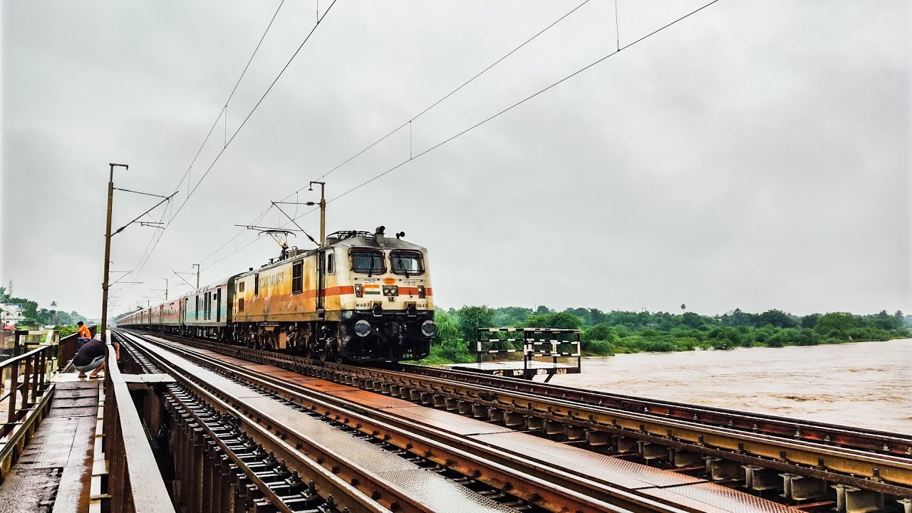 12263 Pune - Nizamuddin Duronto Express At Ambika River Bridge ...