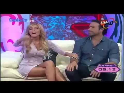 Descuido de presentadora en tv - YouTube