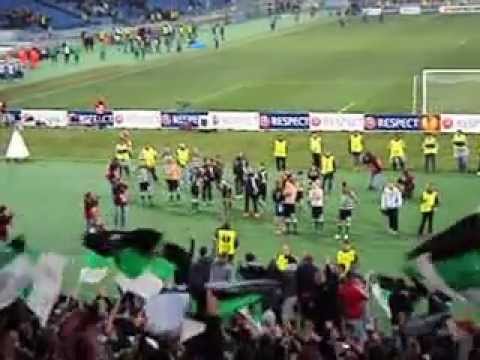 Rom - Gladbach Gladbach Fans feiern ihre Mannschaft nach Spielende.