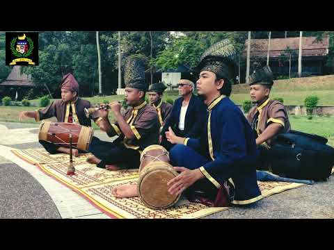 Persembahan seni silat Melayu di Taman Mini Malaysia, Melaka - YouTube