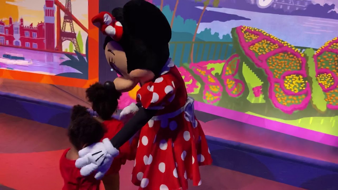 Meeting Minnie Mouse at Epcot Disney - YouTube