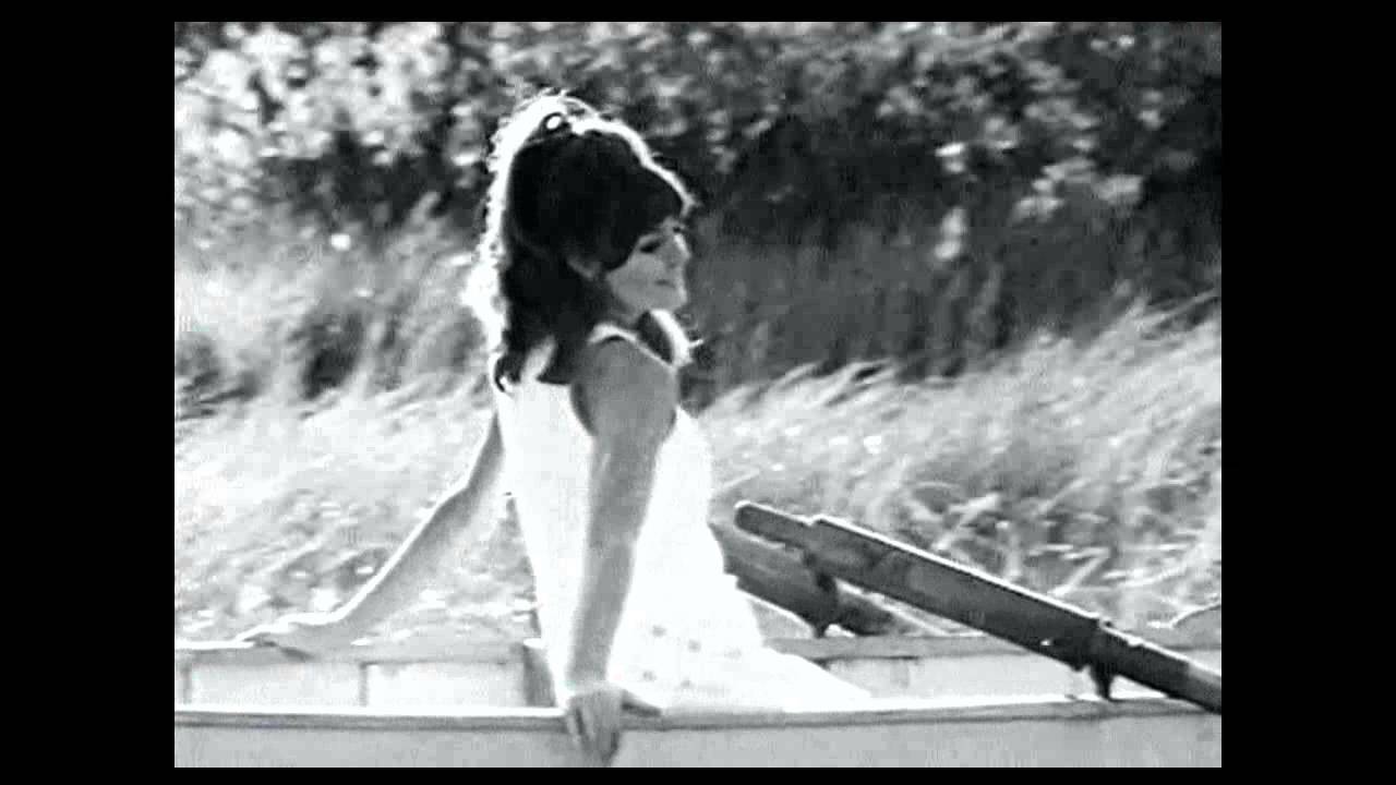 Cadbury's Flake 30sec TV Commercial from the 1960's - YouTube