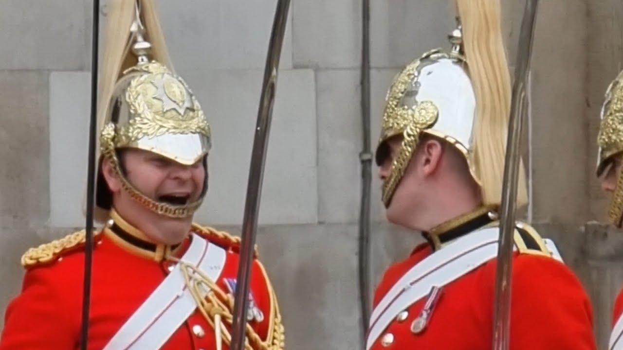 LOUD SHOUT 🇬🇧 All the King's Guards looked at Him - YouTube