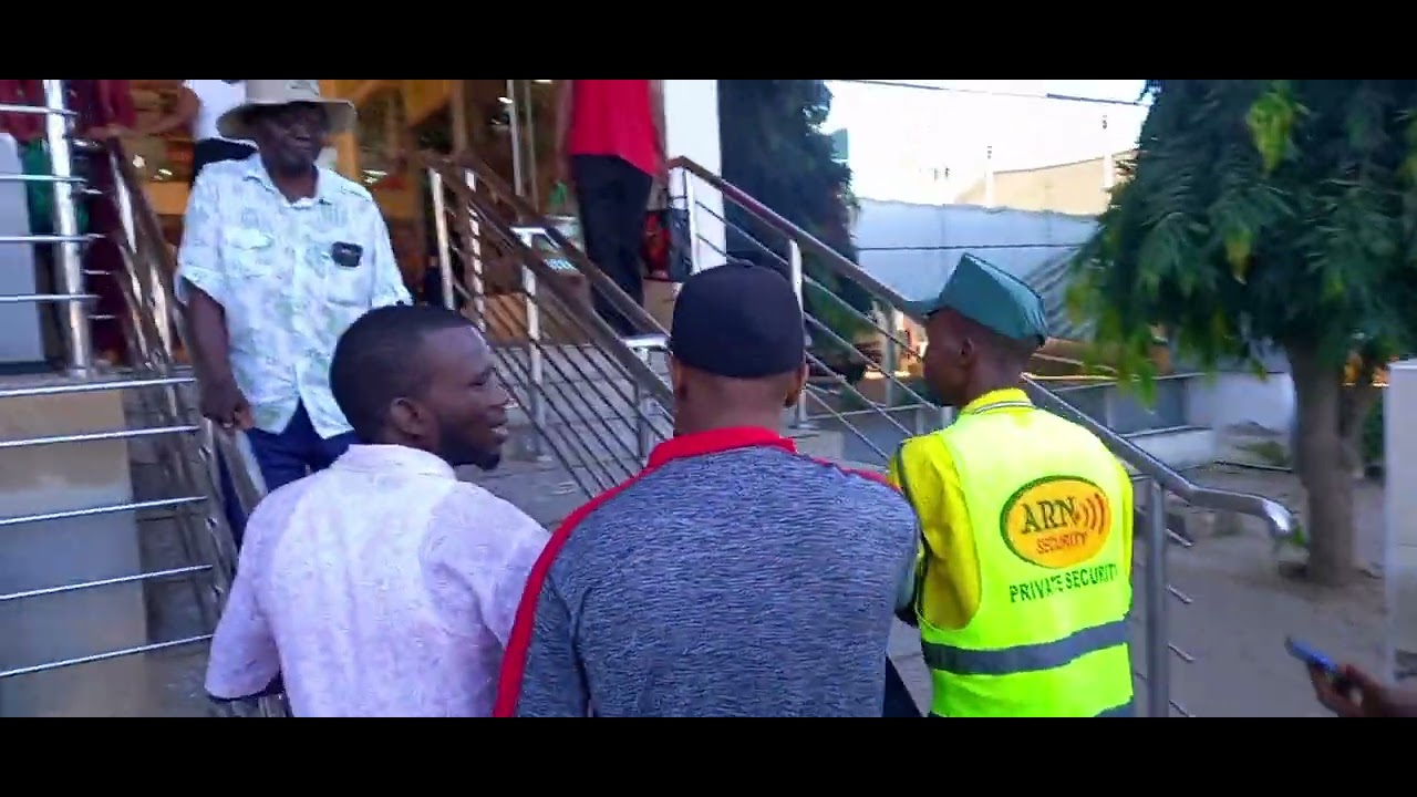 KIJANA AJARIBU KUIBA NA KUKAMATWA NA WALINZI KWENYE NAIVAS SUPERMARKET ...