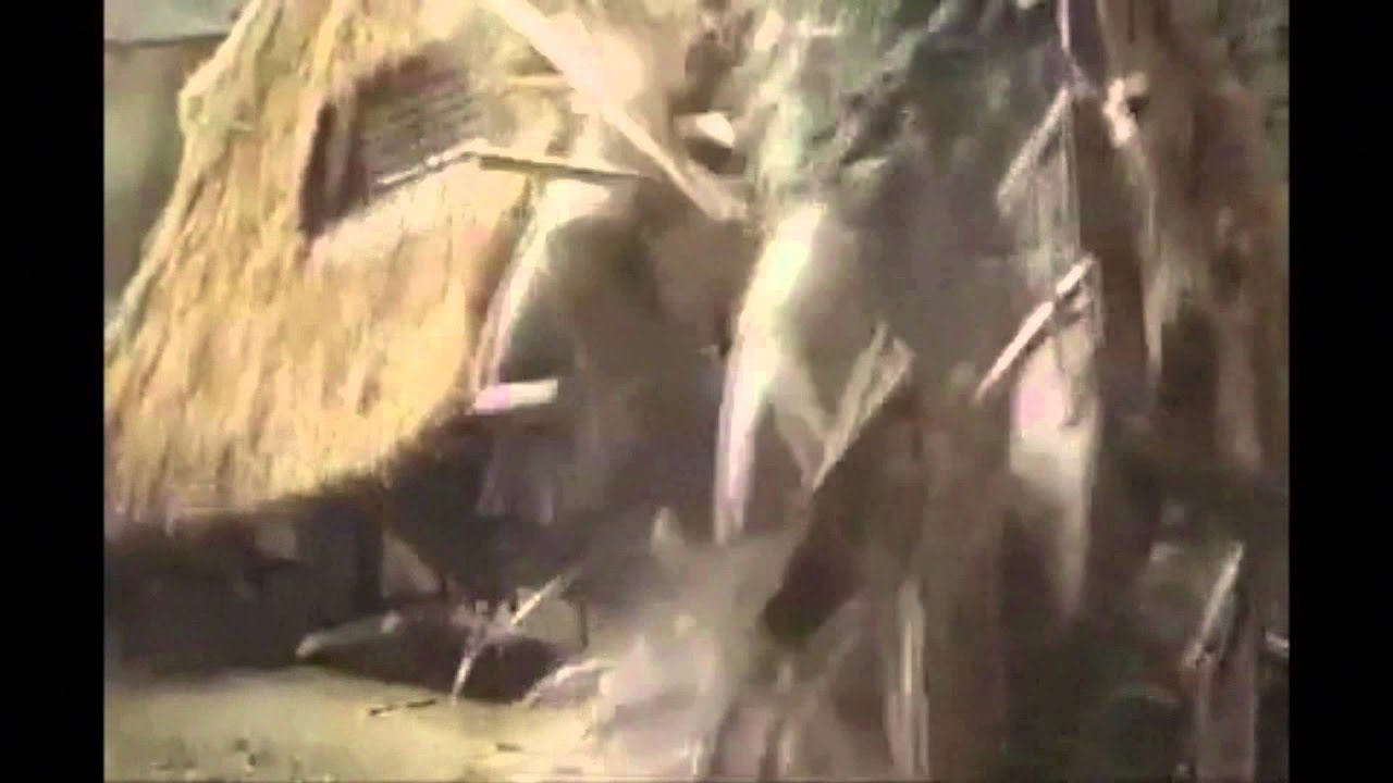 Godzilla Stepping on Houses (Loop) - YouTube