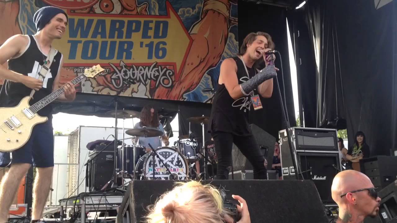 geoff from waterparks singing at warped tour god bless - YouTube