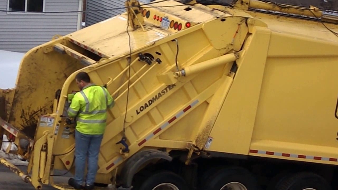 Garbage Truck Packing 3-31-2014 Screaming Garbage - YouTube