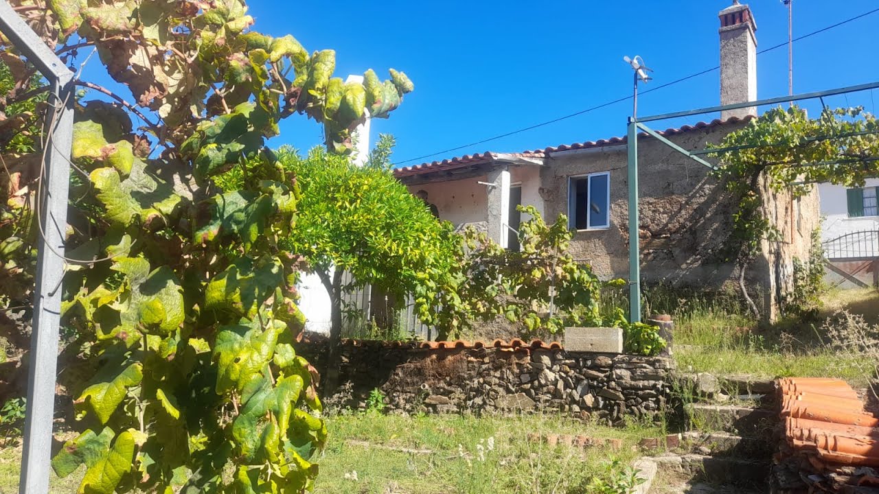 SOLD House with 4 bedrooms - backyard 200m2 - parking space. Sobral do ...