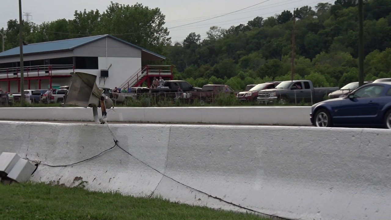Mustang on Mustang Edgewater Raceway - YouTube