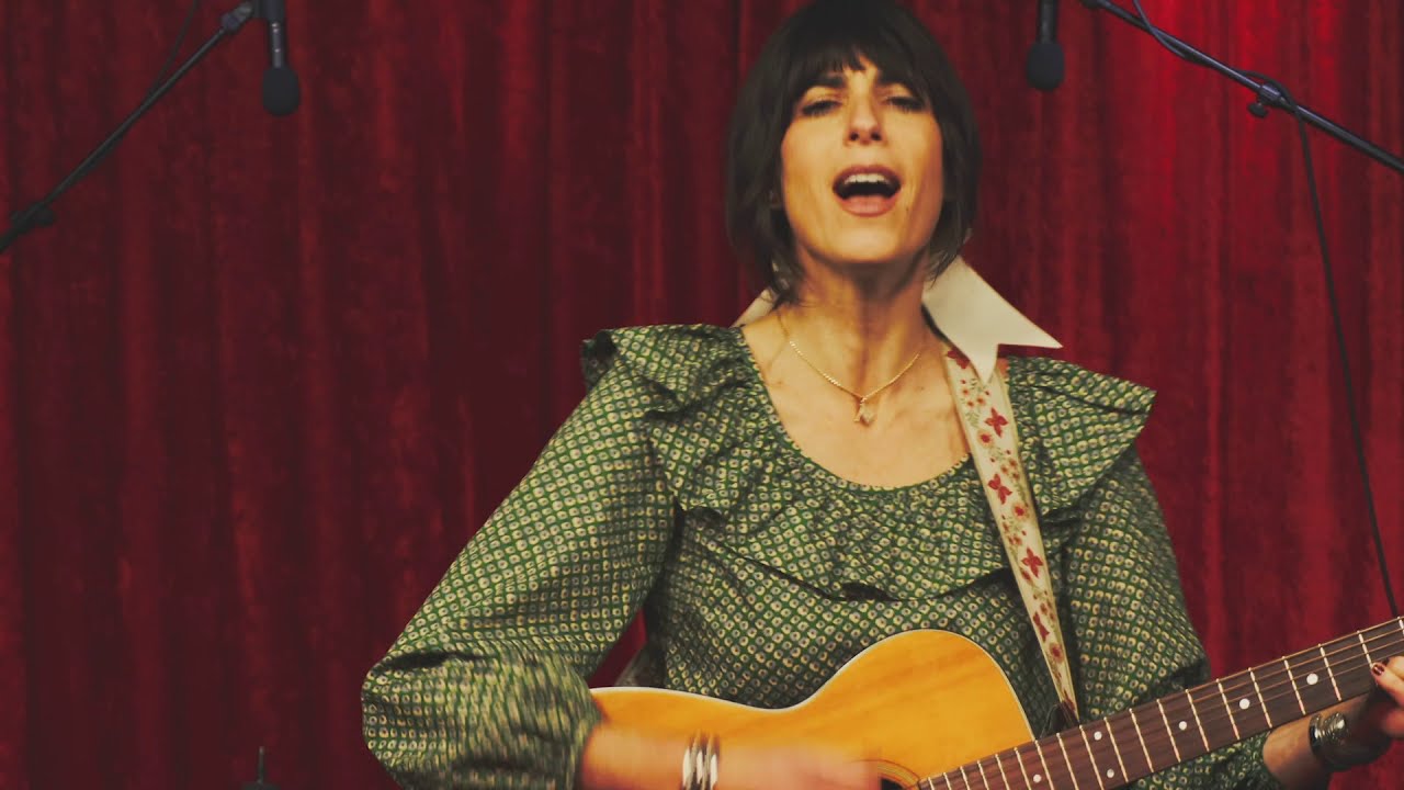Nicki Bluhm: "Everyone's Getting Love For Christmas" (Official Music ...