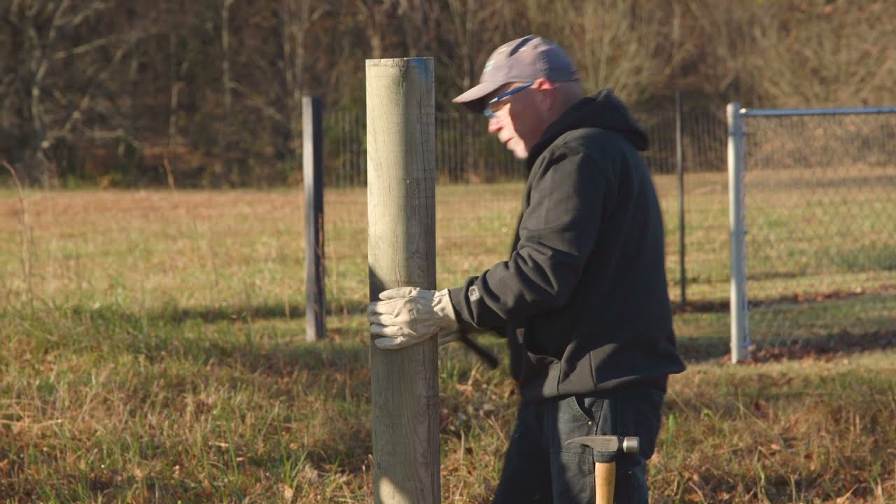 How to Build a Mid-Line Fence Brace - YouTube