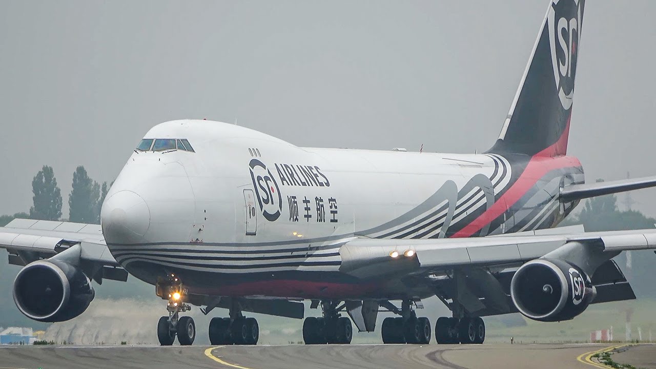 BOEING 747 APPEARS through THICK CLOUDS before Landing - B747 Snow ...