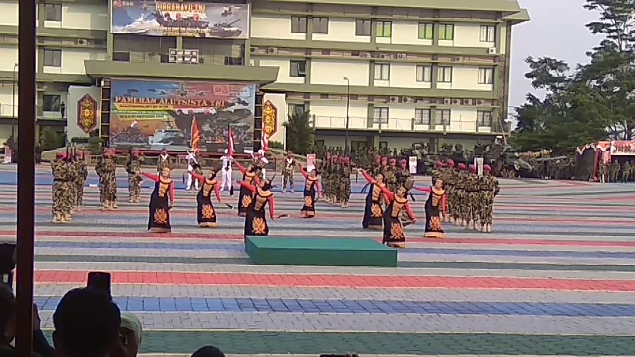 Perpaduan Kolone Senjata Marinir dan Tari Dayak Kalbar - YouTube