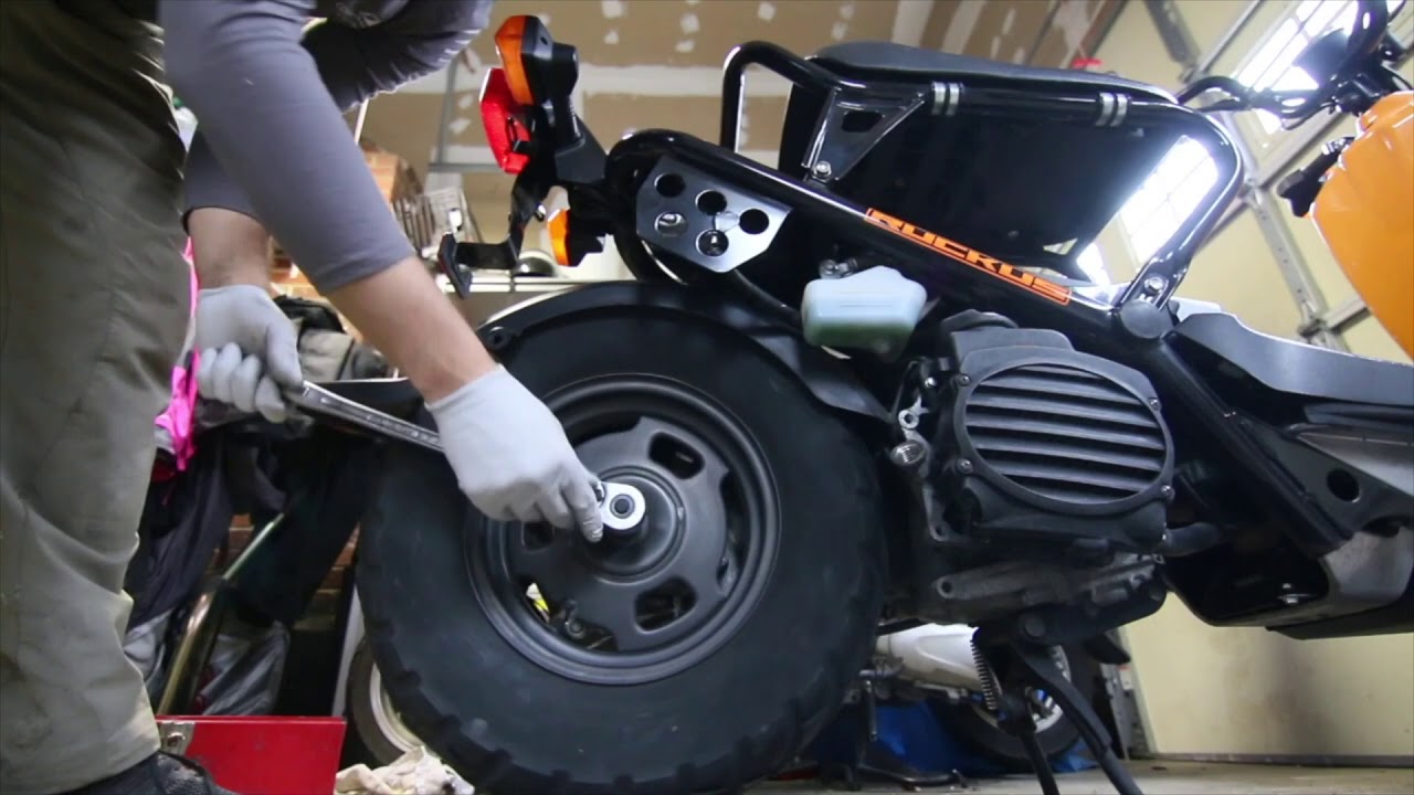 How to change tire on honda ruckus - YouTube