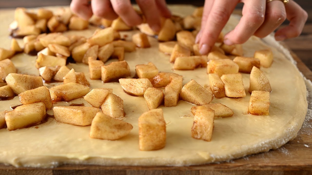 Legen Sie einfach Äpfel auf den Teig und Sie werden begeistert sein ...
