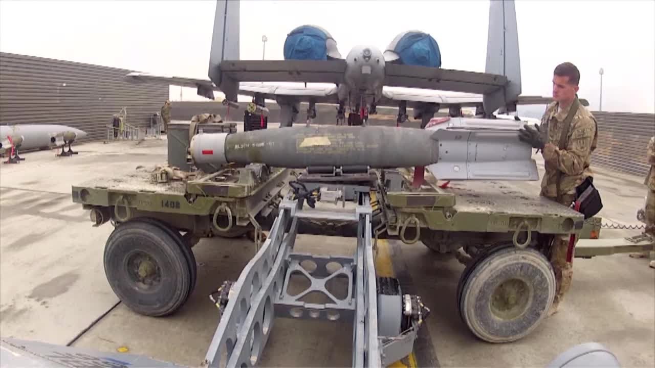 Loading Weapons Onto A-10 Thunderbolt II - YouTube