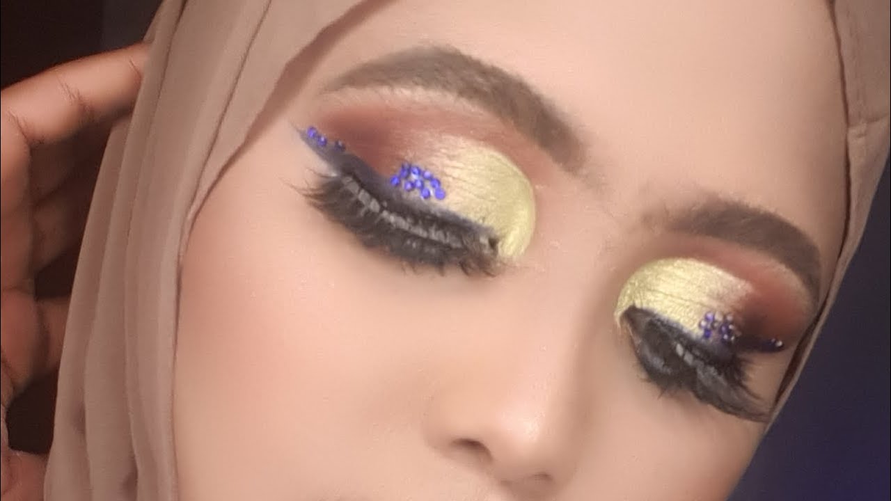 Cat crease with rhinestones 🥰🥰 - YouTube