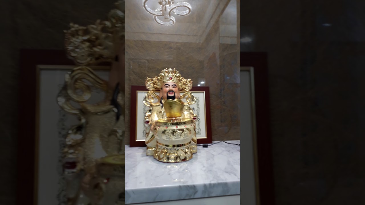 Floating and rotating object from a Golden Statue - YouTube