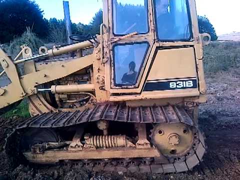Caterpillar 931B levelling - YouTube