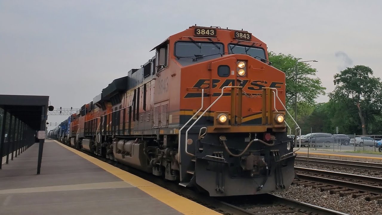 BNSF #3843 heads towards Chicago with 3 CEFX leasers. - YouTube