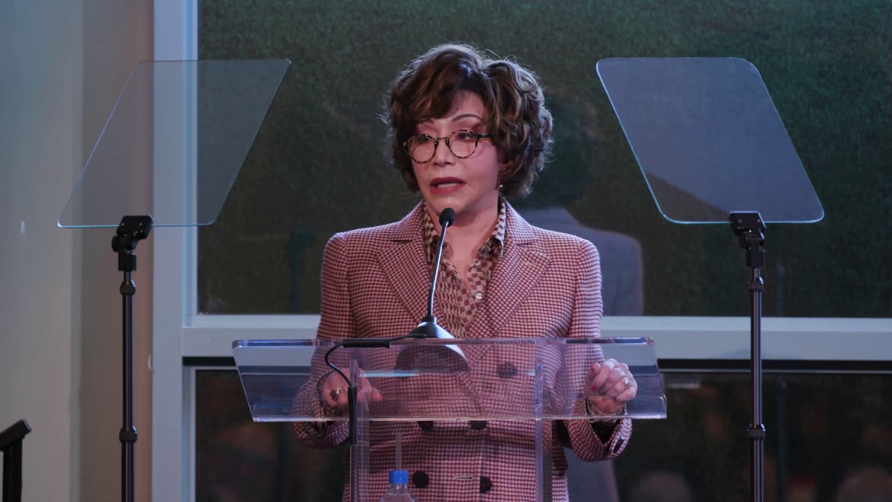 How Lynda Resnick and The Wonderful Company Supports Farmers - YouTube