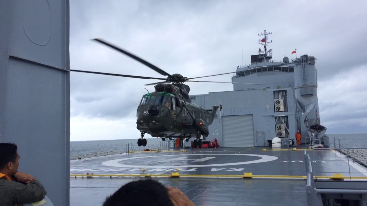RMAF 'NURI' Pilot Landing training on board RMN Ship - YouTube