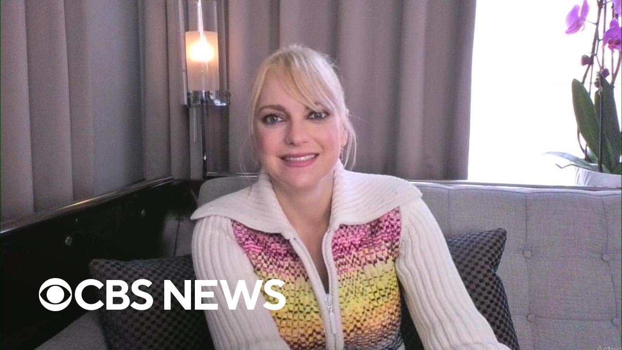 Actor Anna Faris bares all in Super Bowl ad - YouTube