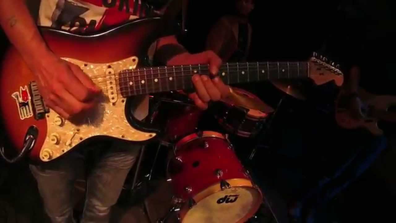 Live at the BBC - Dave Chavez Band met 'Walking to my babe' - YouTube