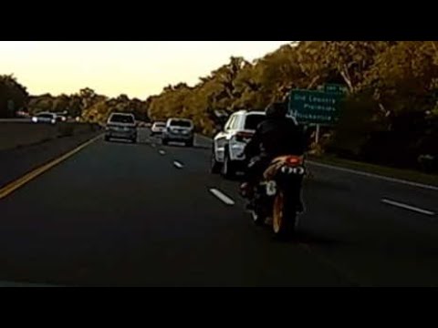 Motorcycle weaving through traffic! - YouTube
