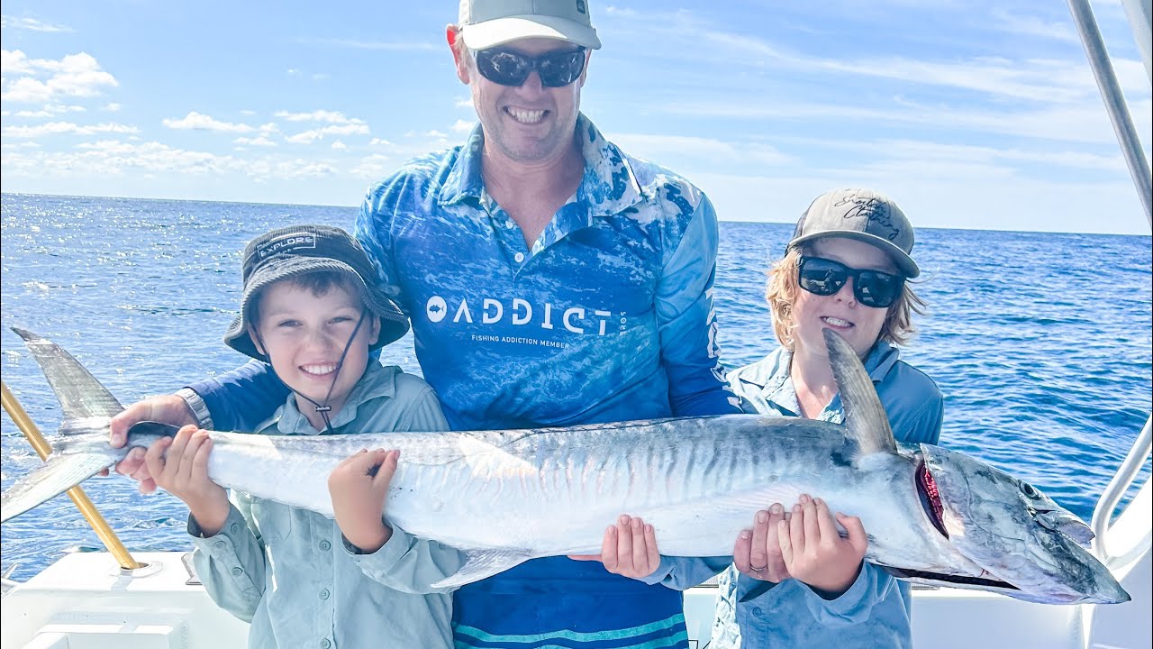 Fishing at Fitzroy Reef 1770 - YouTube