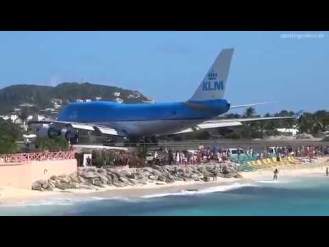 Uçağın Rüzgarı ile Denize Dökülen Turistler