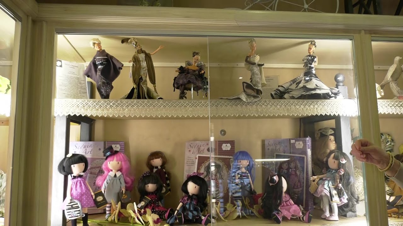 Christmas in Rome: Historic toy store in Piazza Navona - YouTube