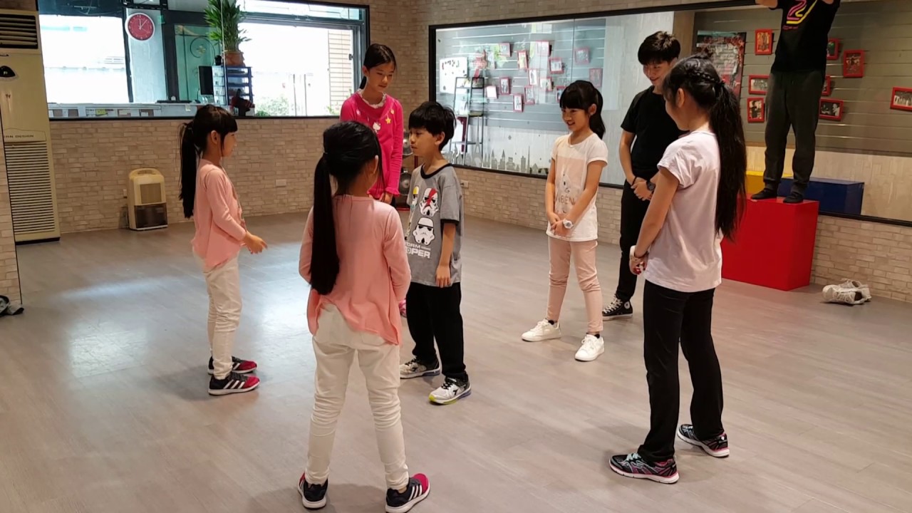 Zony&Yony左右舞蹈表演坊-街舞入門 - YouTube