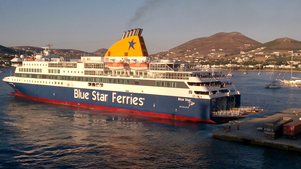 Blue star Delos in Paros port. Το Blue star Delos στο λιμάνι της Πάρου ...