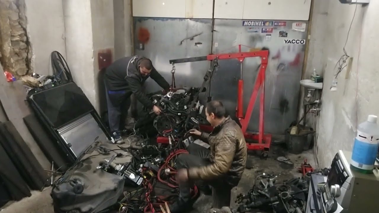 Starting BMW 760Li V12 N73B60 engine without car - YouTube