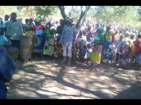 Dança tradicional de Macossa em Nhacassoro - YouTube