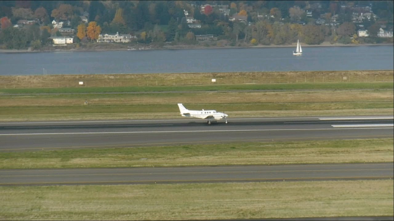 Beech E90 King Air [N383AA] Takeoff from PDX - YouTube
