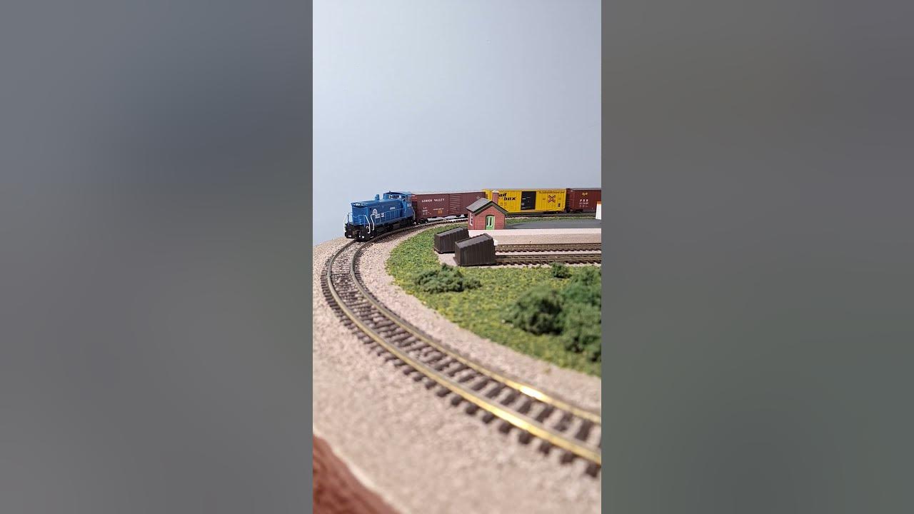 32" x 72" HO, 15" curves, BLI Conrail SW1500 - YouTube