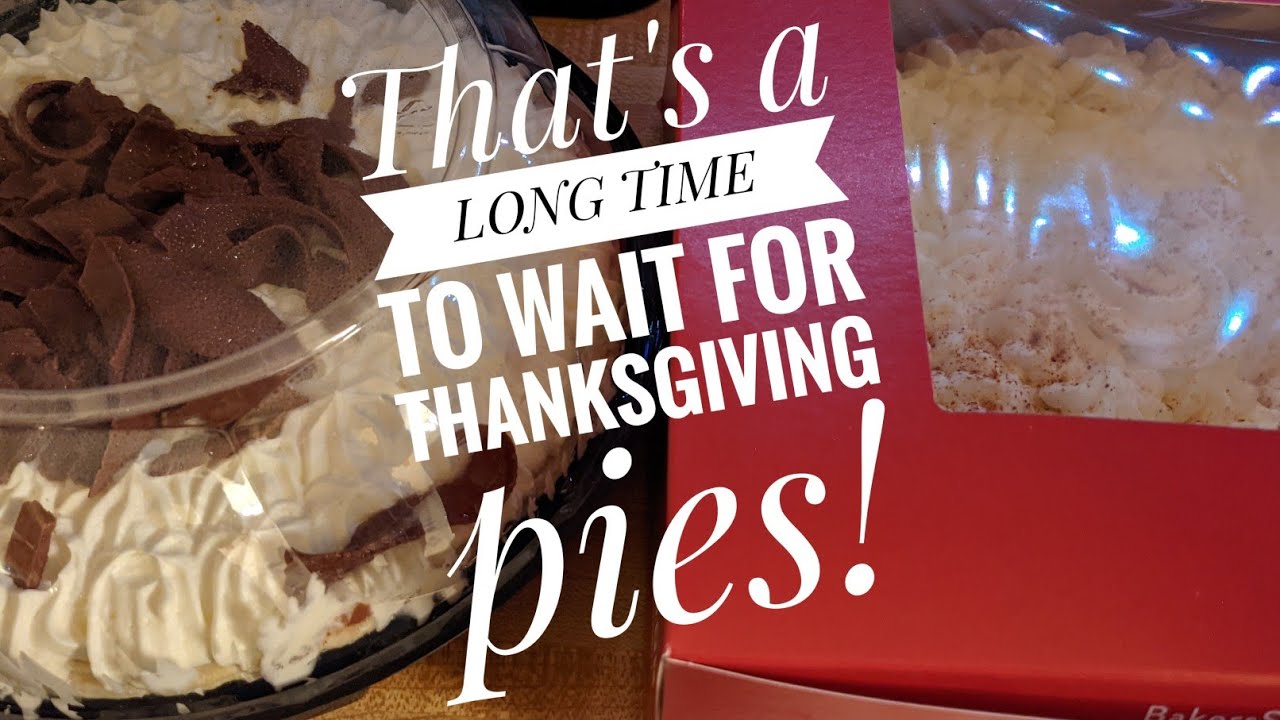 Huge line waiting to get Bakers Square pies for Thanksgiving Day - YouTube