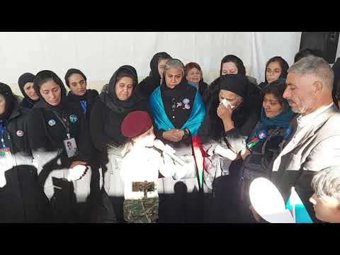 Allah saxlasin balaça qizmizi.Aqlaya aqlaya şəhidlərə Yalcin qardaşina şer deyir.