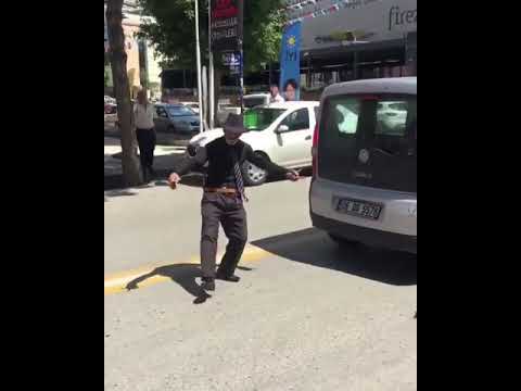 Yolun ortasında ankara havası oynayan kovboy dayı