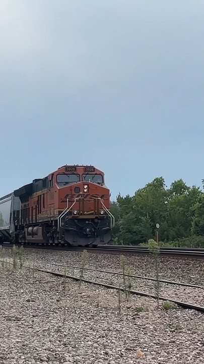 Tier 4 DPU powers very fast BNSF Grain train!! #bnsftrains #bnsf #bnsfrailway #train - YouTube