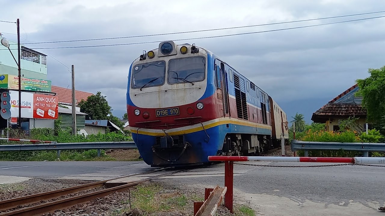 D19E-970 kéo tàu SE8 qua chắn Ninh Hoà (14:53 | 10 - 11 - 2022) - YouTube