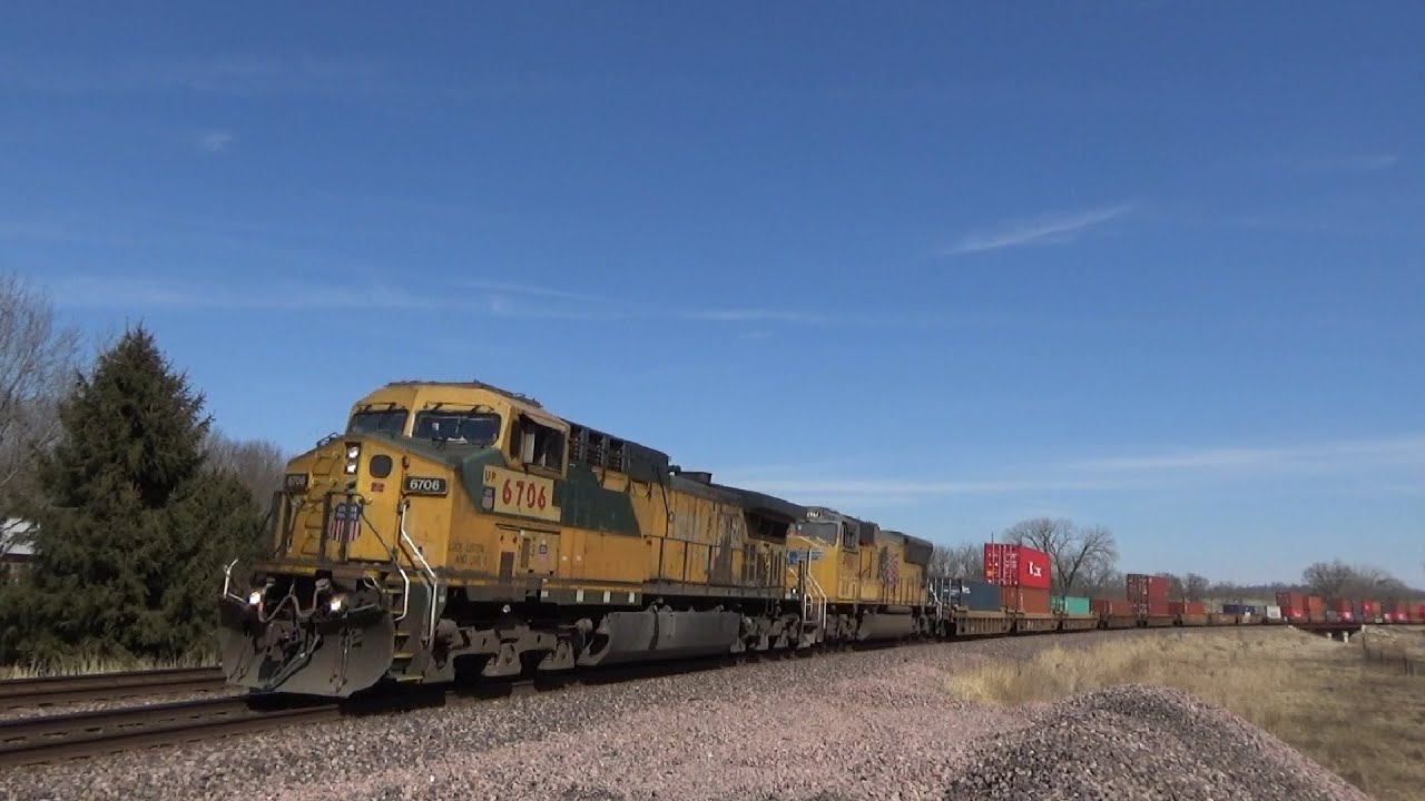 UP 6706 (ex-CNW) Leads IG4SE and IAIS 513 Leads BICB! - YouTube
